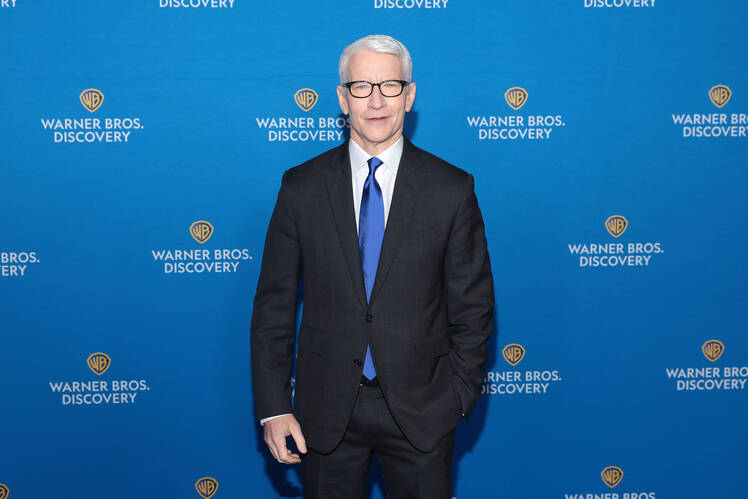 Anderson Cooper Gets Hit With Flying Debris During Live Broadcast Amid ...